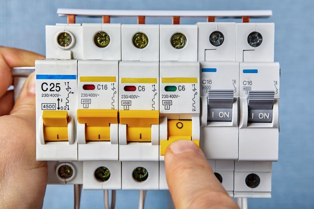 Implementing Circuit Breakers For Resilience In Service Meshes – peerdh.com